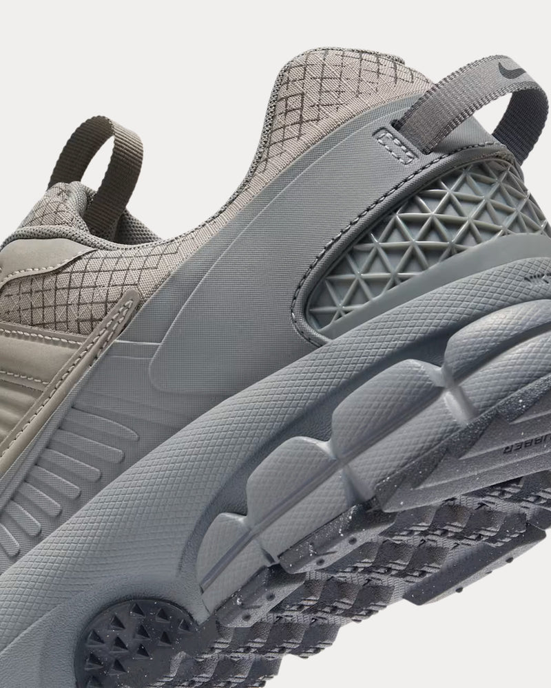 Nike Men's Zoom Vomero Roam Metallic Pewter / Cool Grey / Anthracite ...